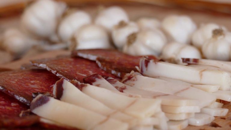 Slanina od mangulice prošarana – Proizvodi od mangulice